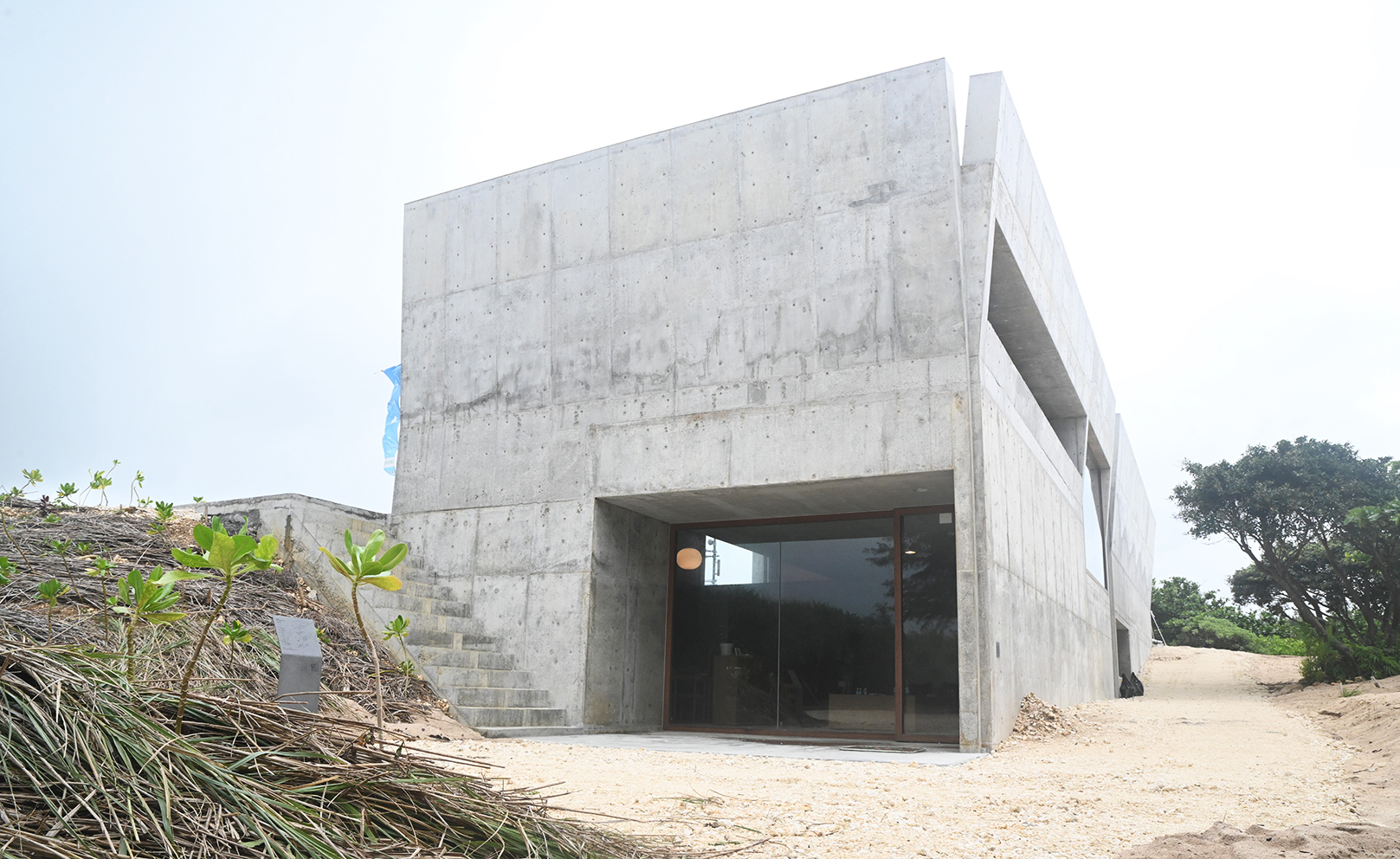 「渚の交番Muuru」開所 – 奄美新聞